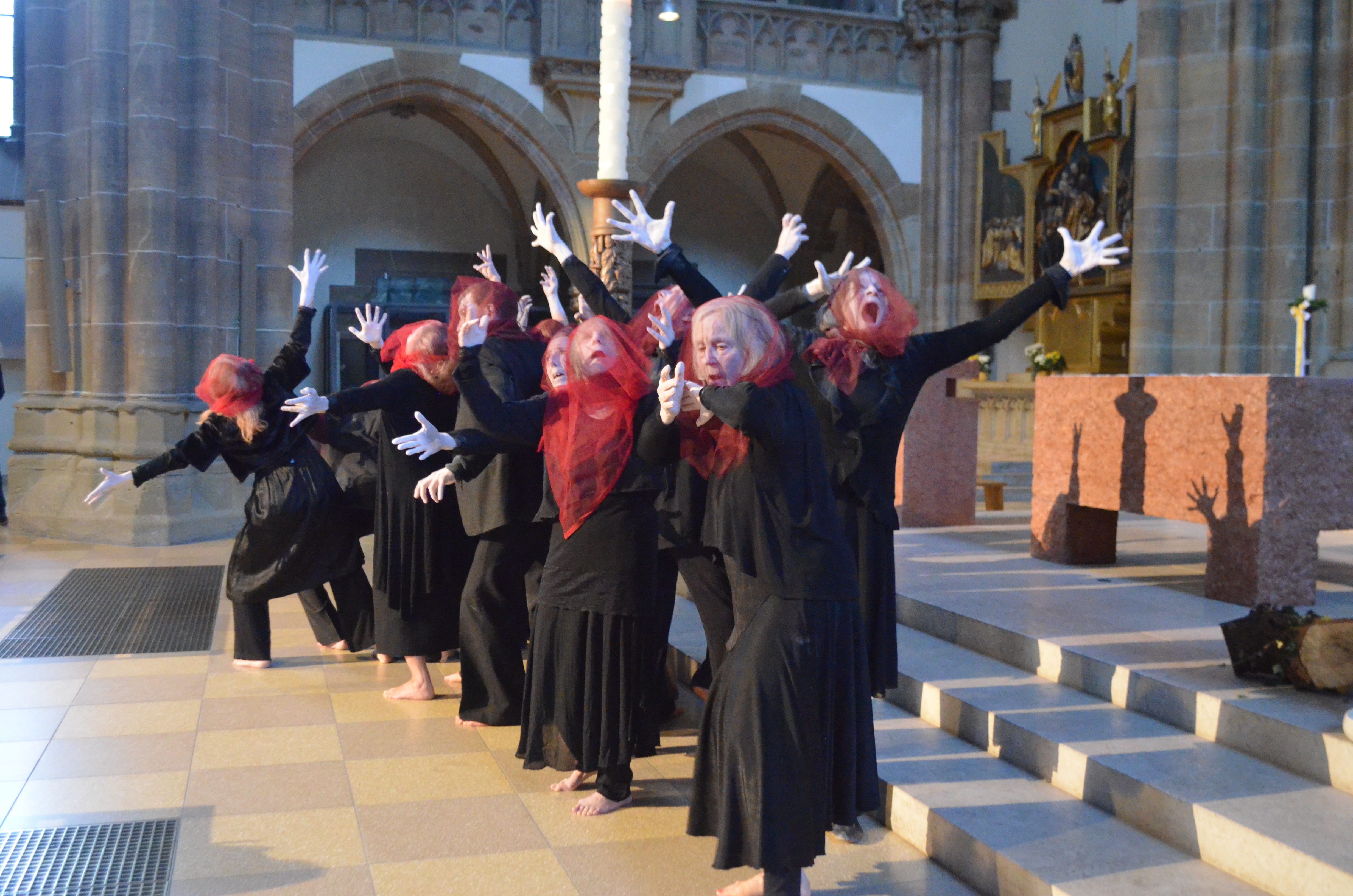 Butoh-Tanzperformance in der Kirche St. Paul: Zeitreisende im ...